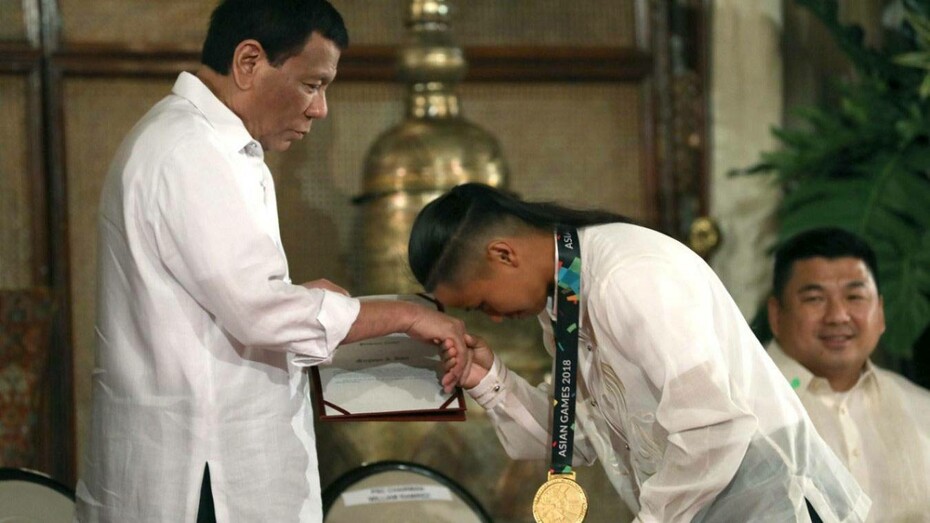 Filipinos and the 'mano' | Meer