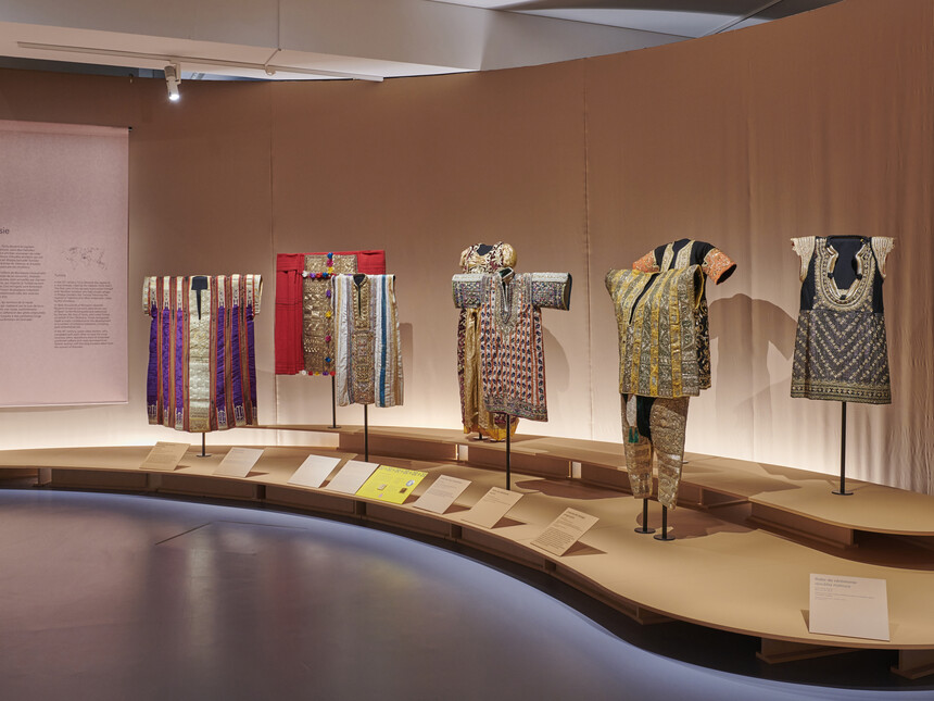 Au fil de l'or. El arte de vestir de oriente al sol naciente | Meer