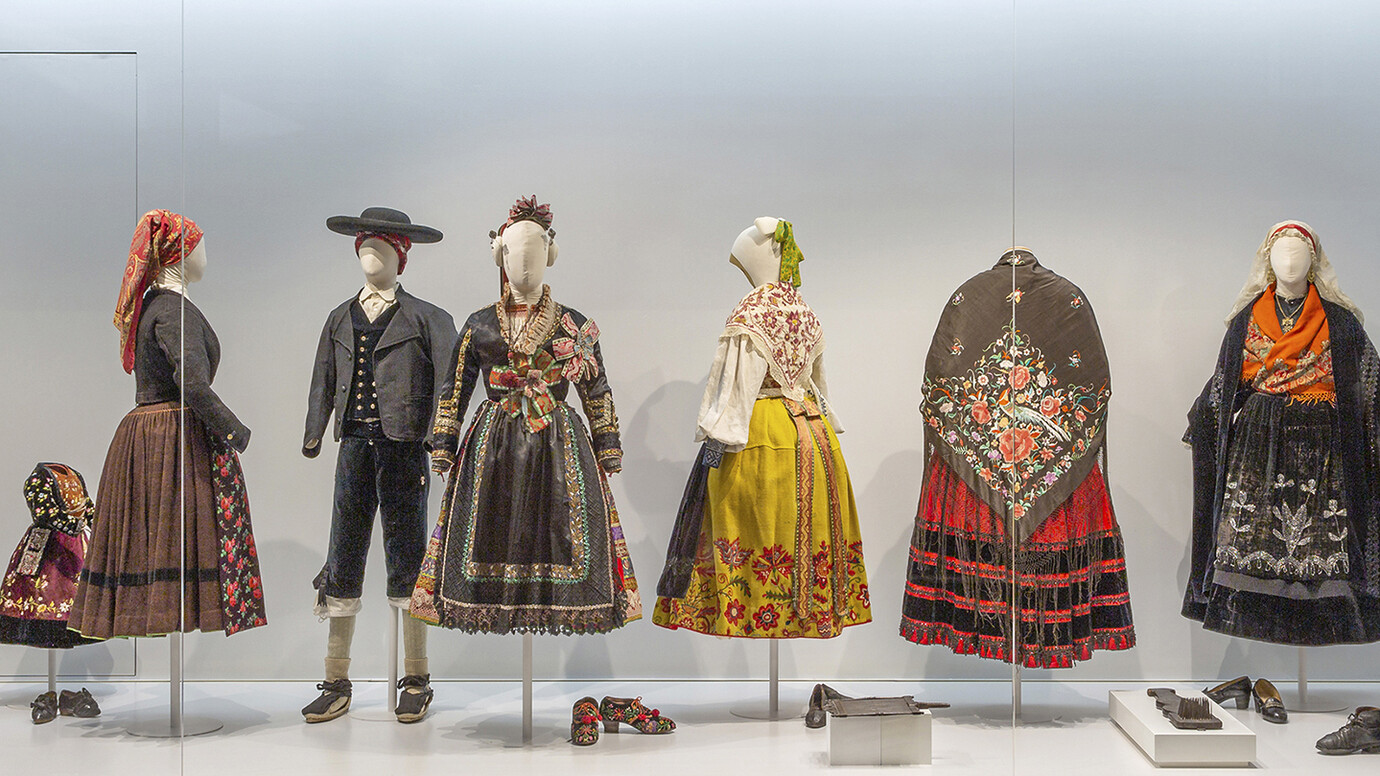 Descubre la belleza de los trajes regionales de España | Meer