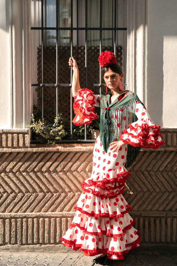 Descubre la belleza de los trajes regionales de España | Meer