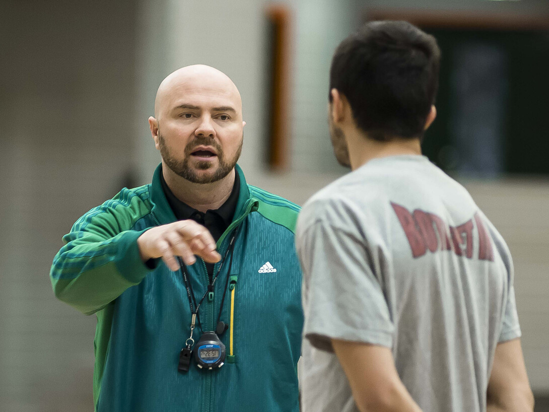 The escape from war to basketball success | Meer