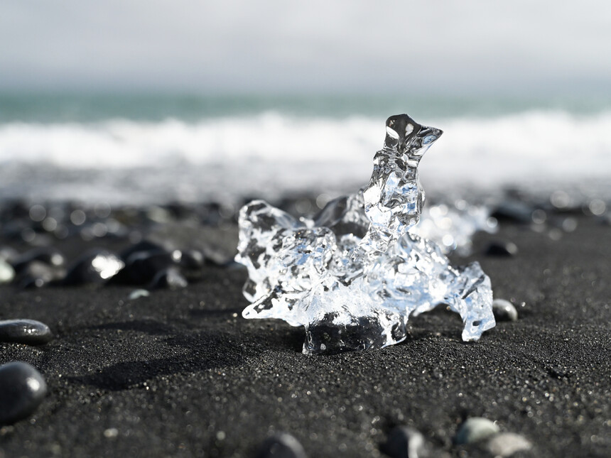 On a black sands beach | Meer