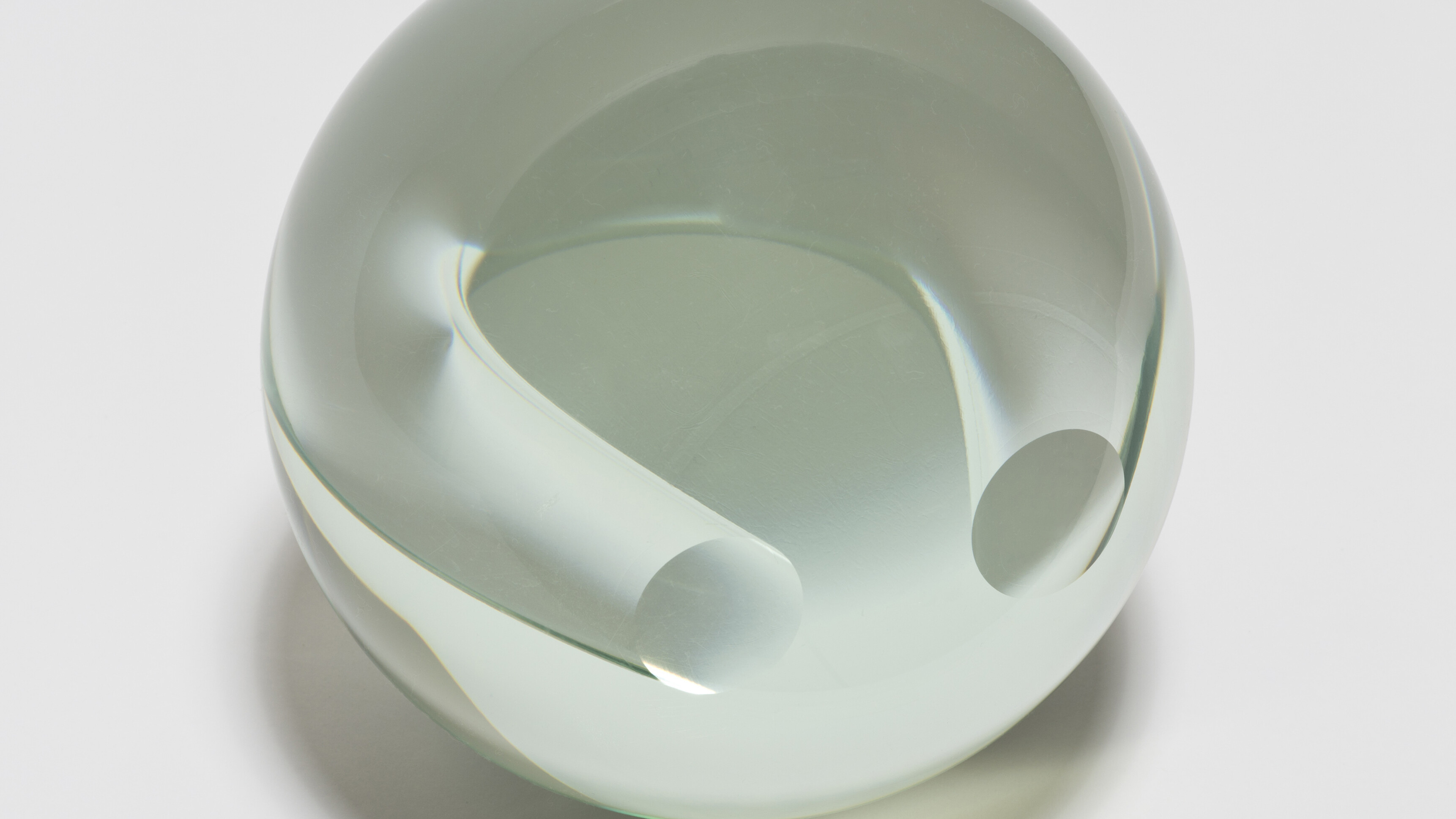 Helen Pashgian. Light Invisible | Meer