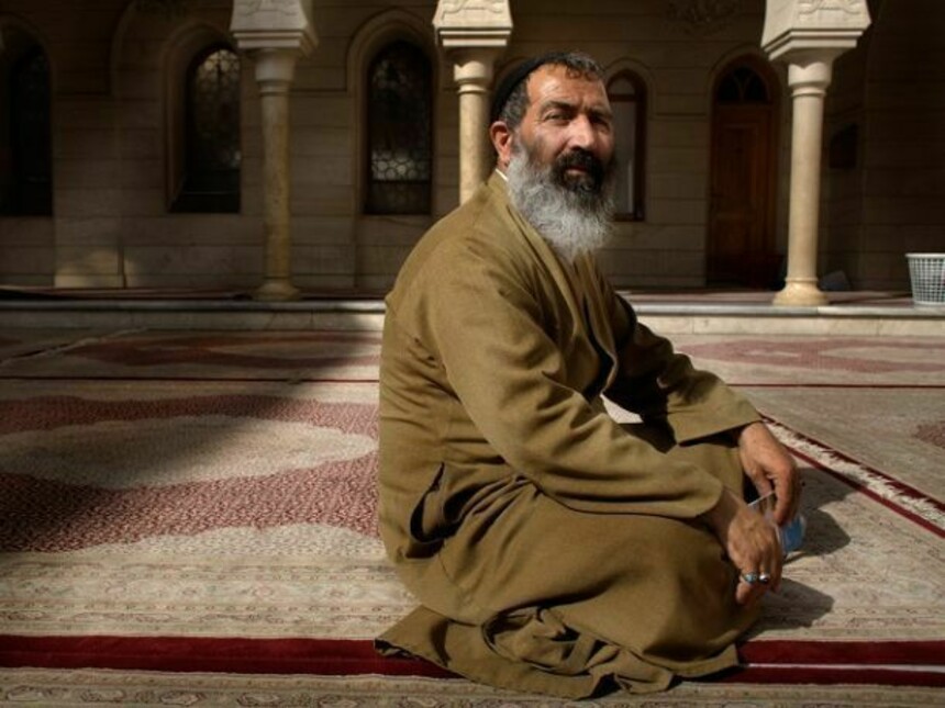 Behind, a camera in front, a Hawza | Meer