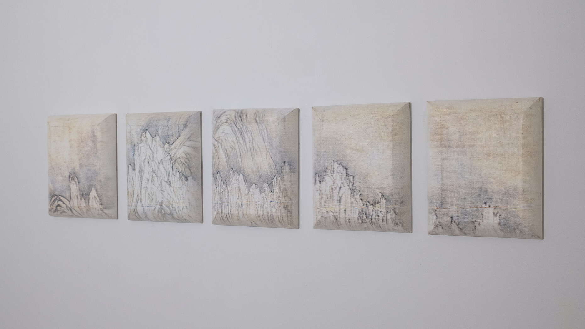 Jennifer Cho. Haystack, mountains and waterlilies | Meer