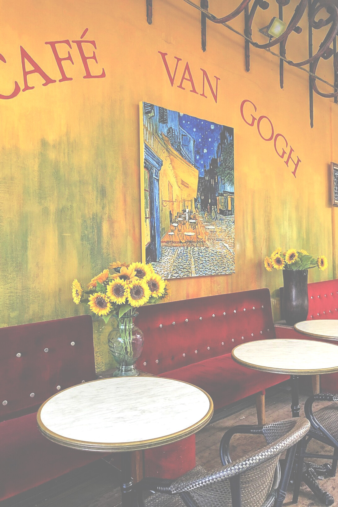 Café terrace at night by Vincent Van Gogh | Meer