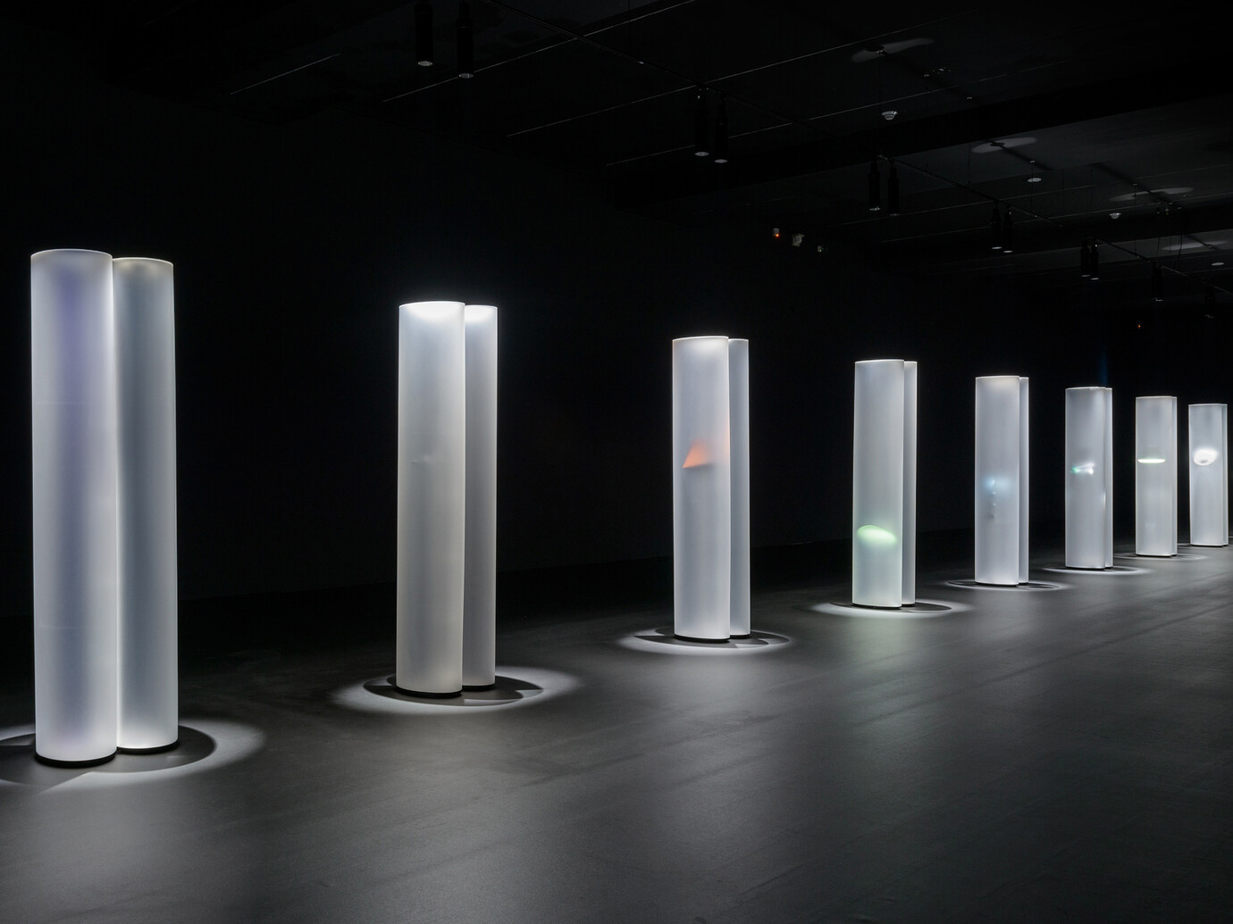 Helen Pashgian. Light Invisible | Meer