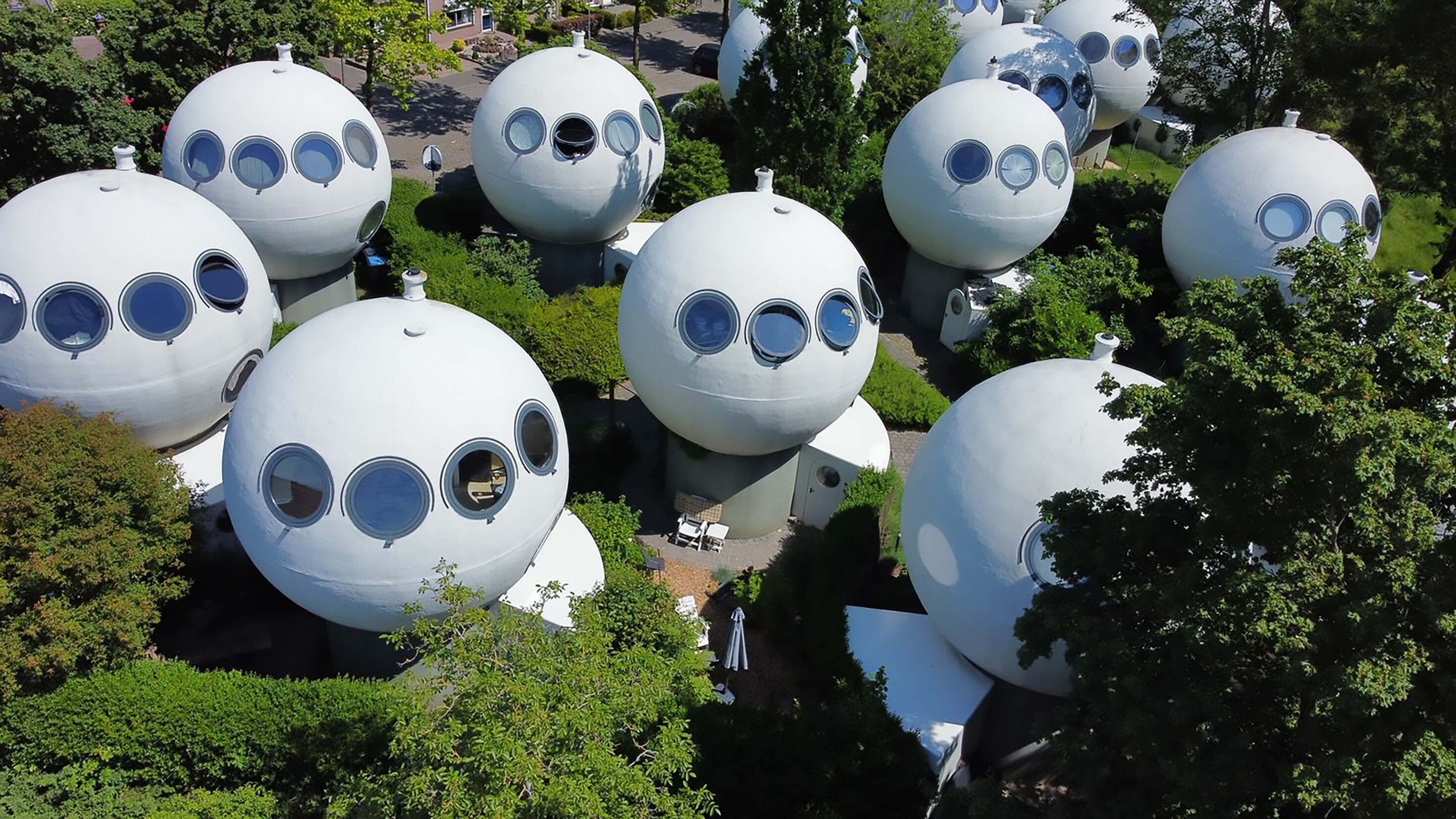 Bolwoningen: the futuristic spheres of Dutch suburbia | Meer
