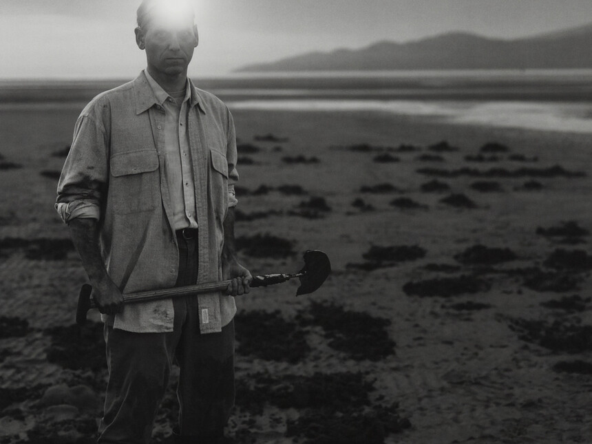 Stan Douglas, Worm digger, Courtesy the artist and David Zwirner, New ...