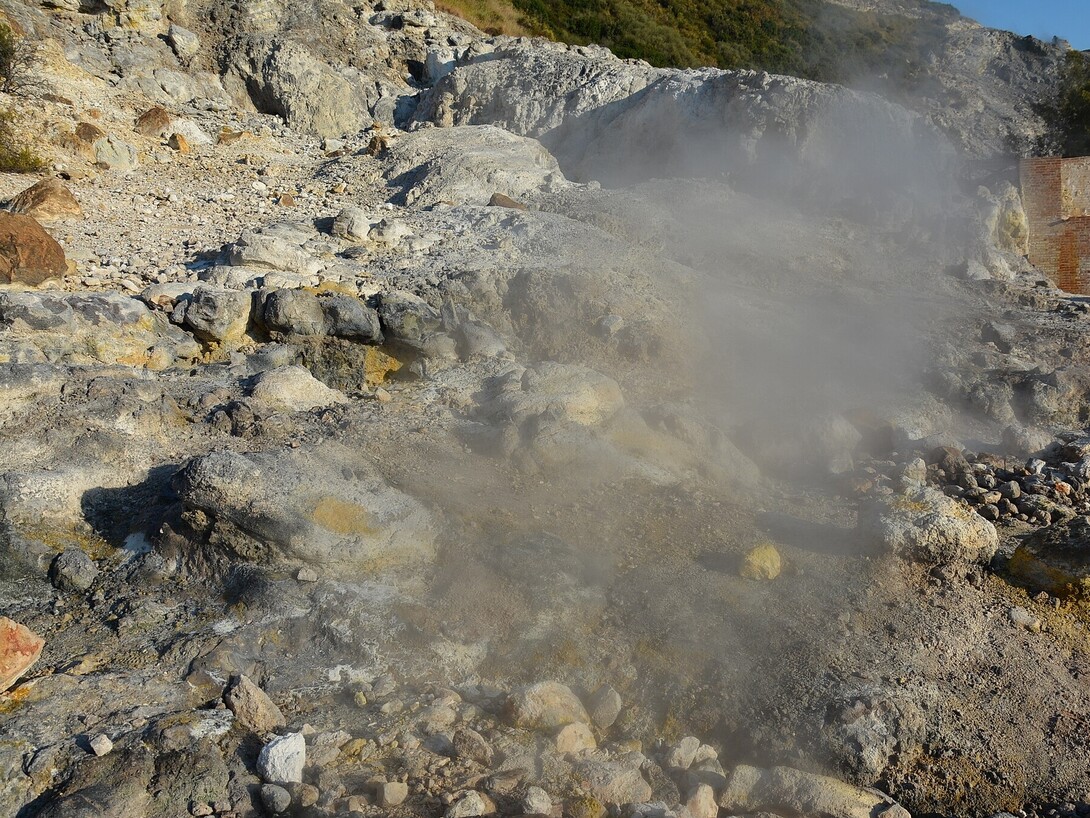 Campi Flegrei: geologia, storia e rischi del supervulcano | Meer
