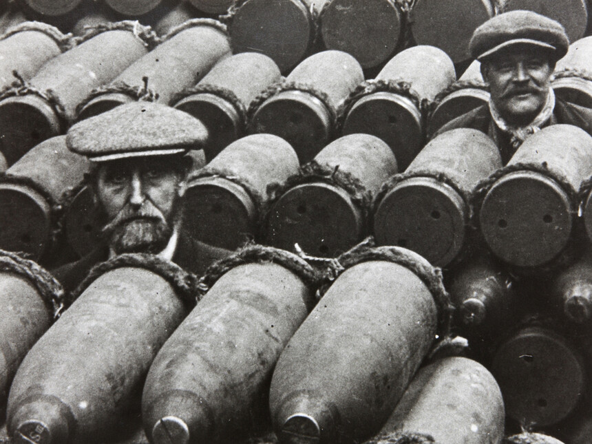 Factory workers with filled shells, National Shell-Filling Factory No 6 ...