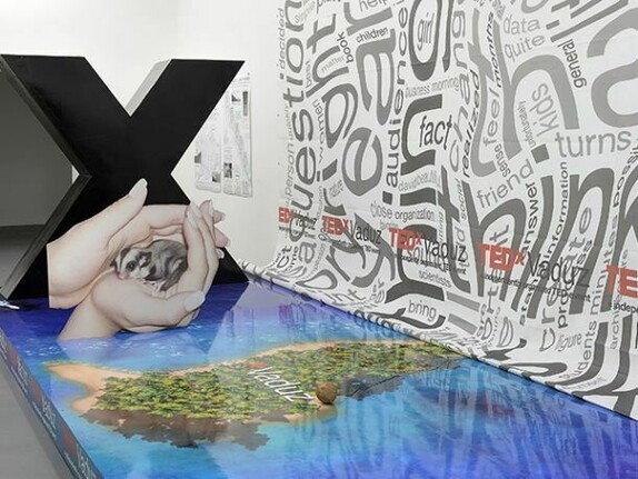 Simon Denny. TEDxVaduz redux | Meer