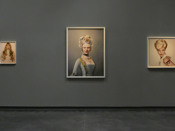 Erwin Olaf: Women | Meer