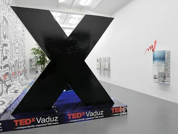 Simon Denny. TEDxVaduz redux | Meer