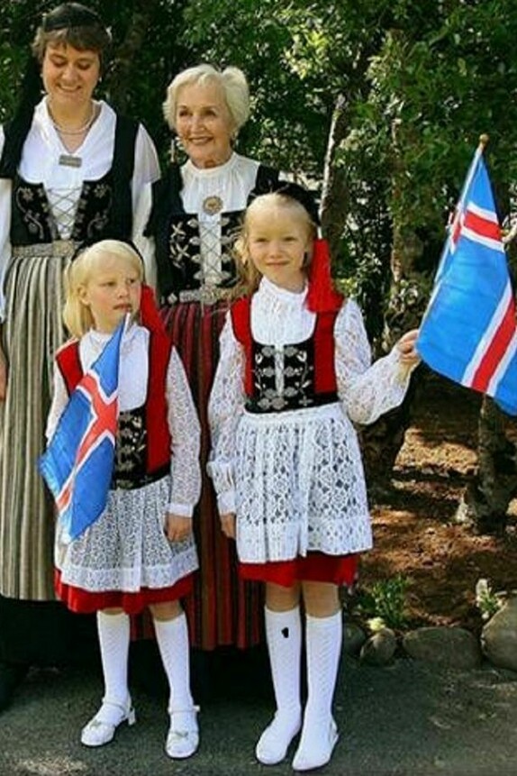 The Icelandic National Costume | Meer