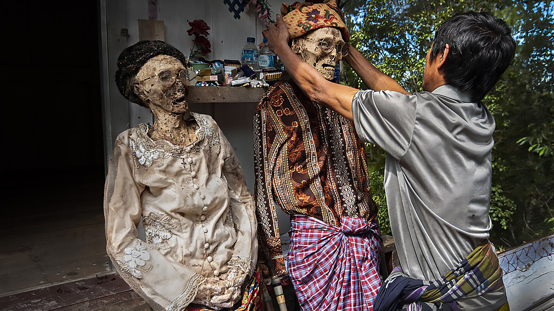 Living with the dead: Indonesian death rituals | Meer