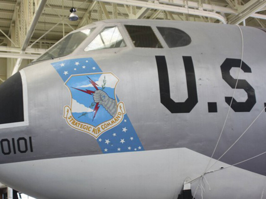 Boeing B-52E Stratofortress | Meer